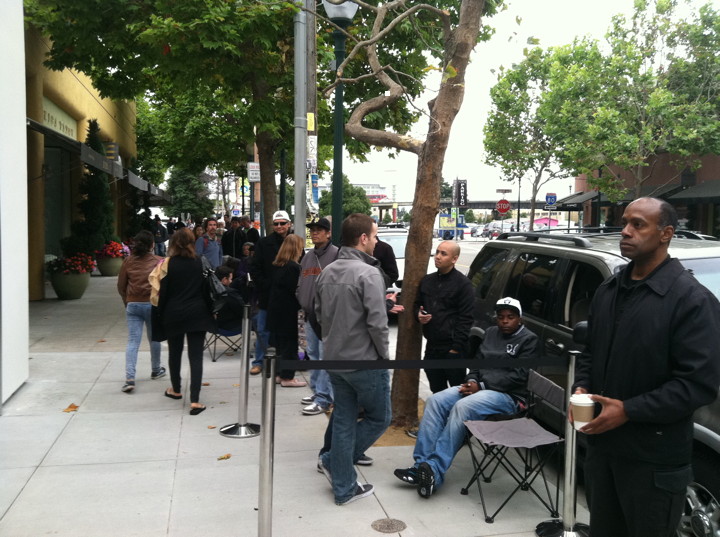 Hundreds gather for Berkeley's Apple Store opening